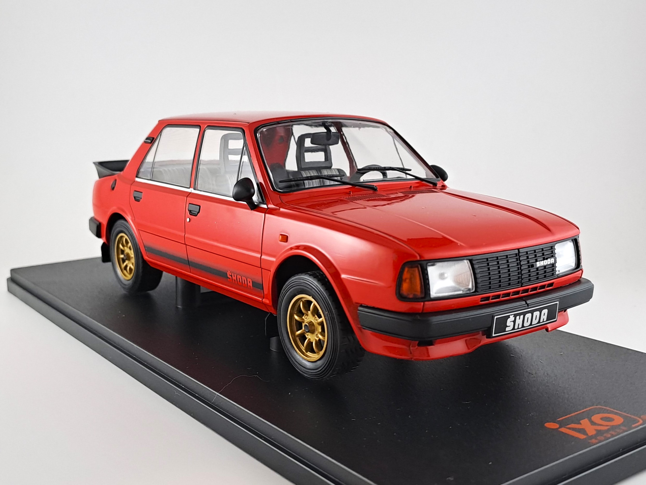 Škoda 130 LR 1988 1:18 IXO | Sběratelské modely aut