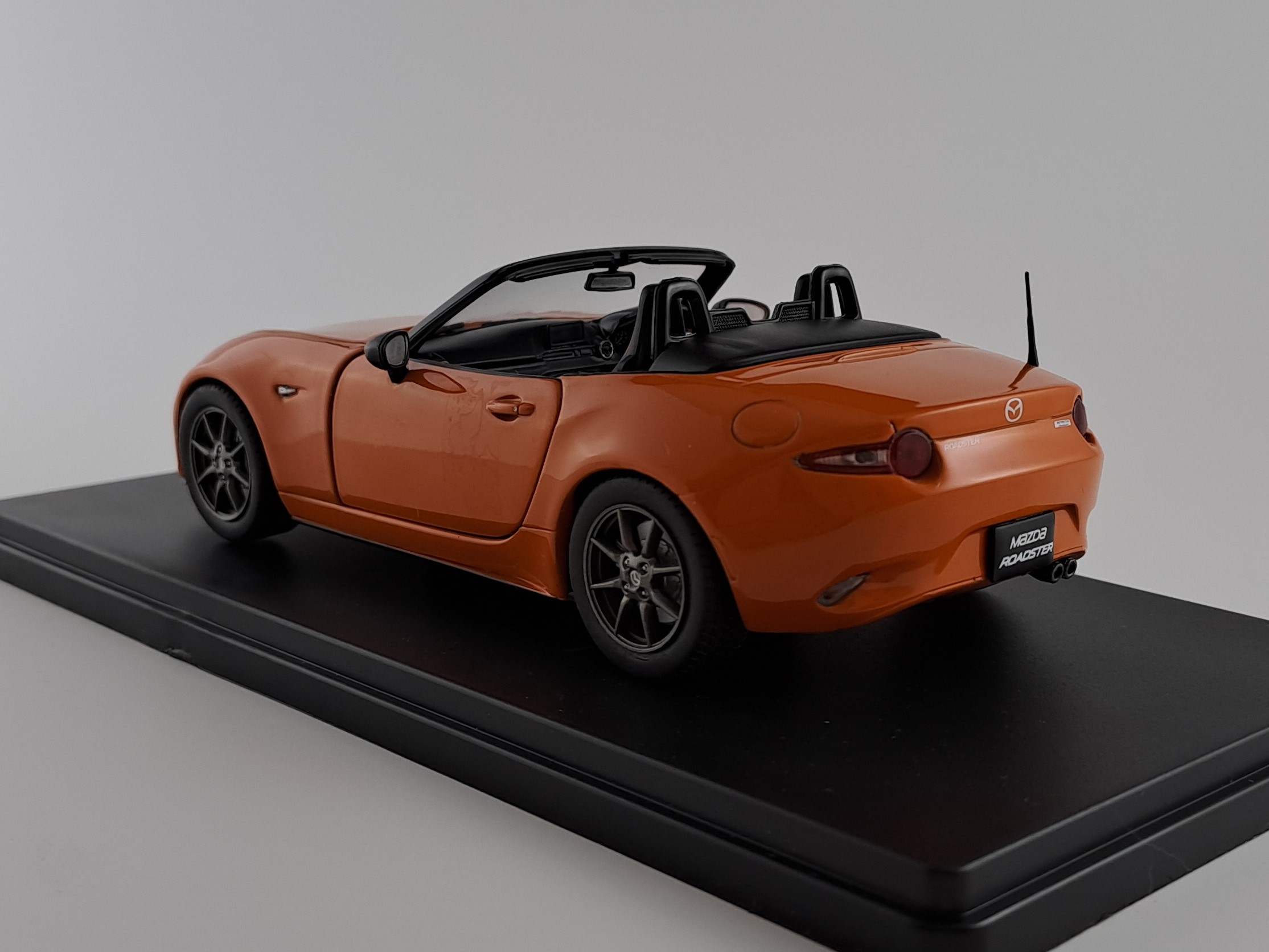 Mazda MX-5 ND 1:24 Whitebox | Sběratelské modely aut a letadel