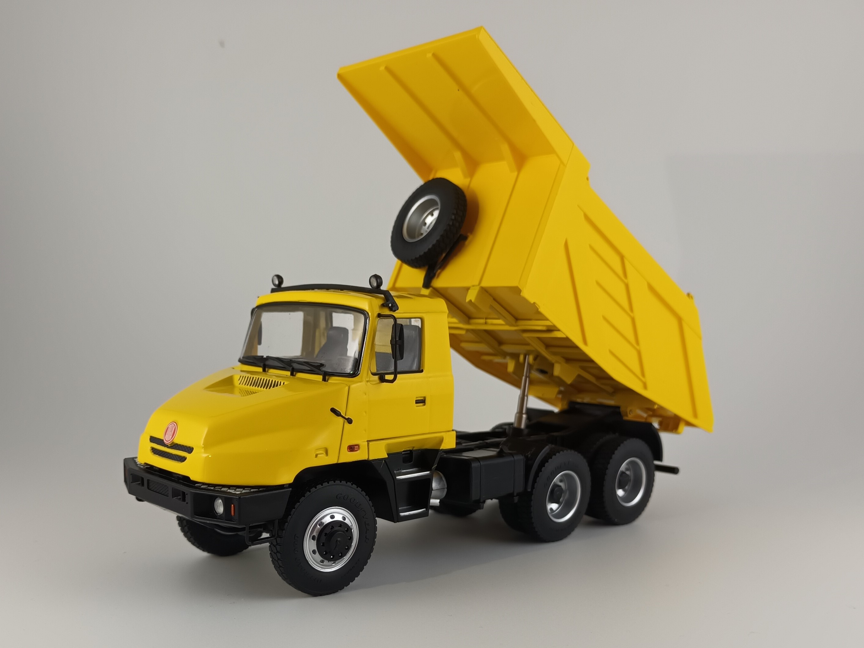 Tatra T163 Jamal žlutý 1:43 Auto Historia | Sběratelské modely aut