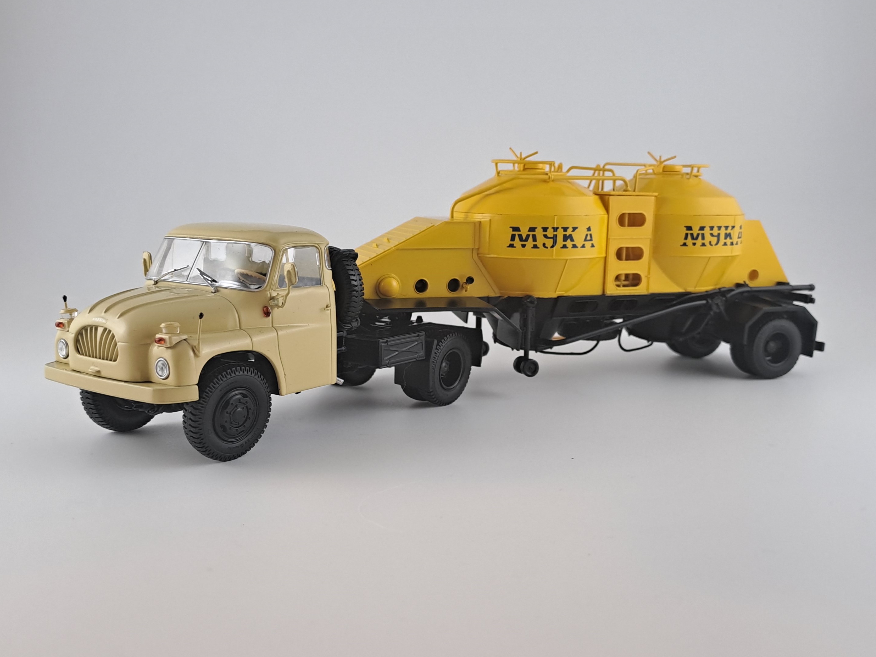 ZIL-130V1 s návěsem K4-AMG přeprava mouky 1:43 Auto Historia ...